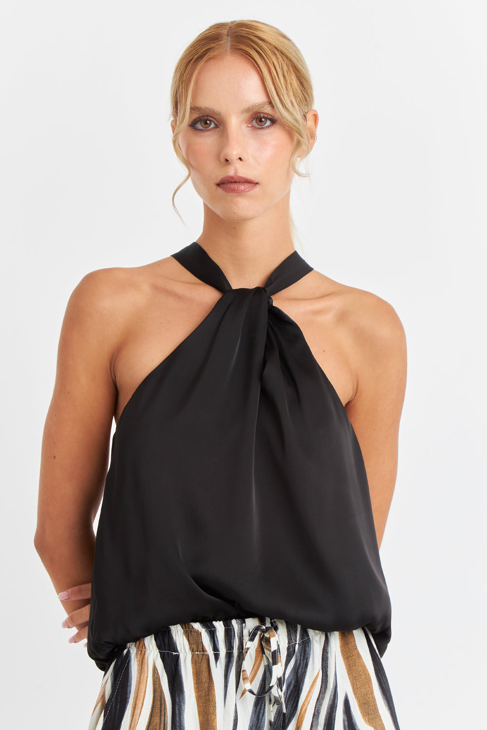 Body Halter Tipo Satín Negro – Nicopoly